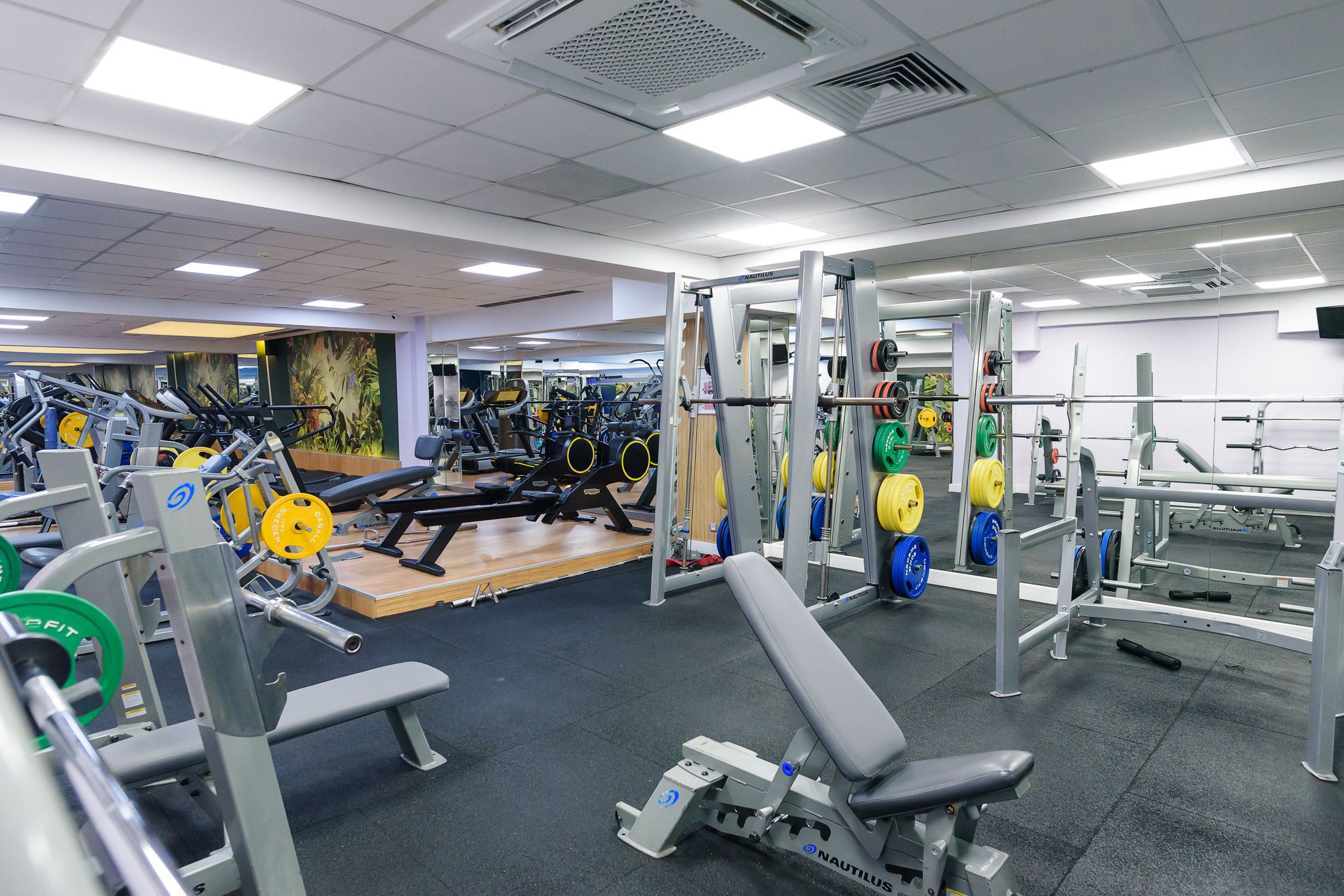 Spatiu de inchiriat, centru wellness complet, cu sala de forta, piscina ...